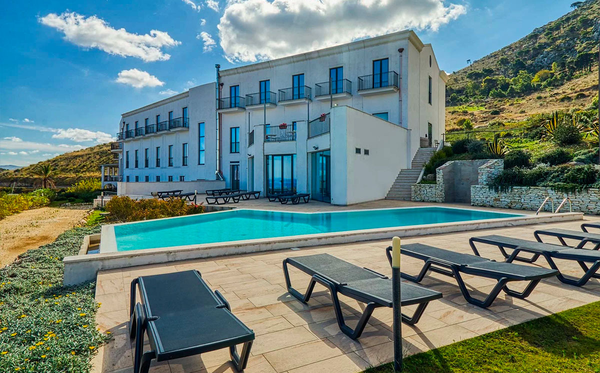 Hotel Trapani with swimming pool for your relaxation and enjoyment